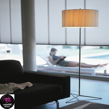 LAMPARA DE PIE PANTALLA PLISADA PLIS de VIBIA